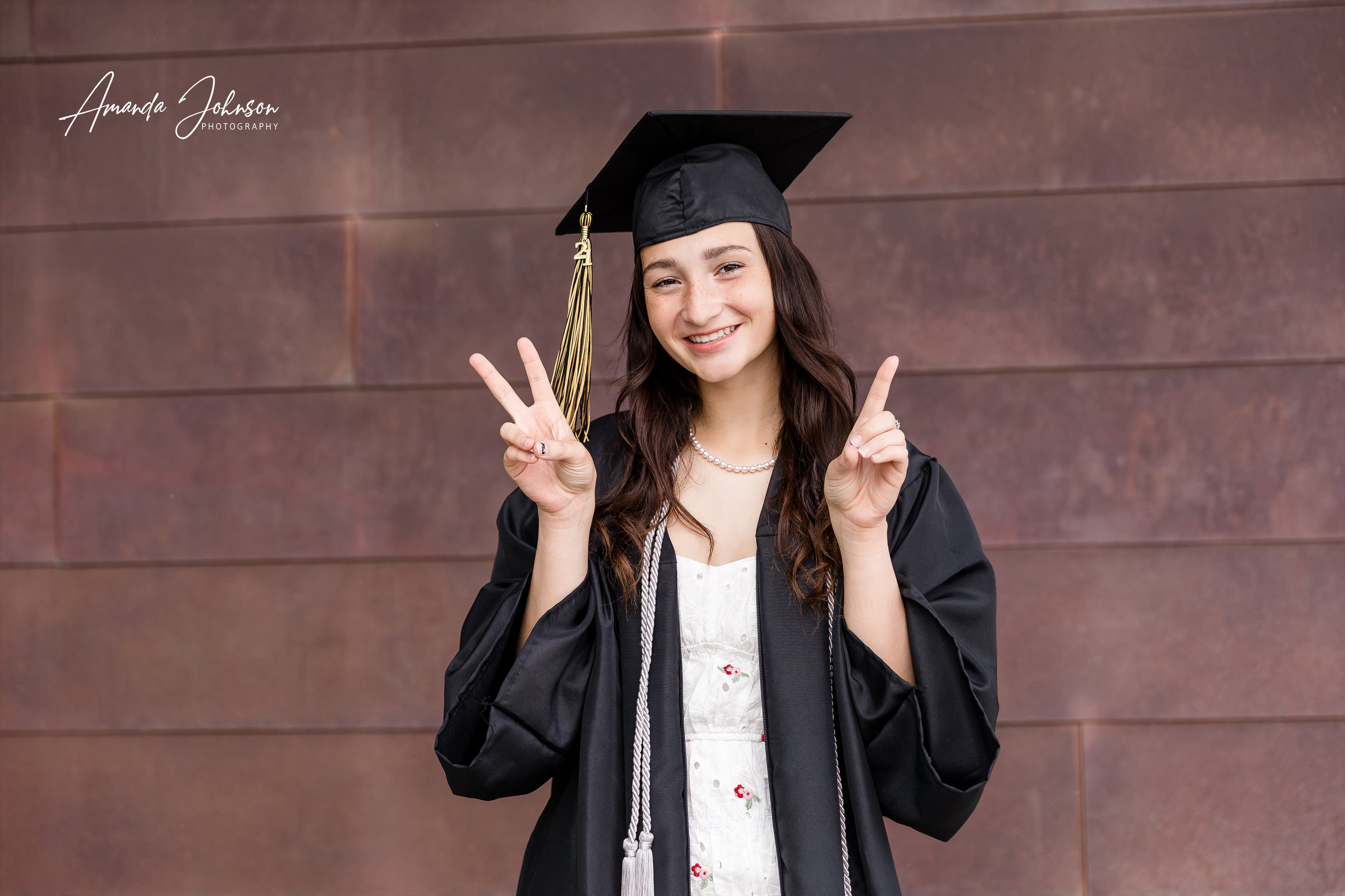Reasons why you should have a cap and gown photo session before graduation
