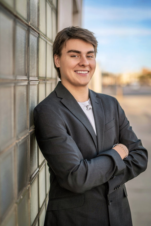 Looks I love - a guy in a suit! Senior portrait wardrobe ideas - Kansas ...