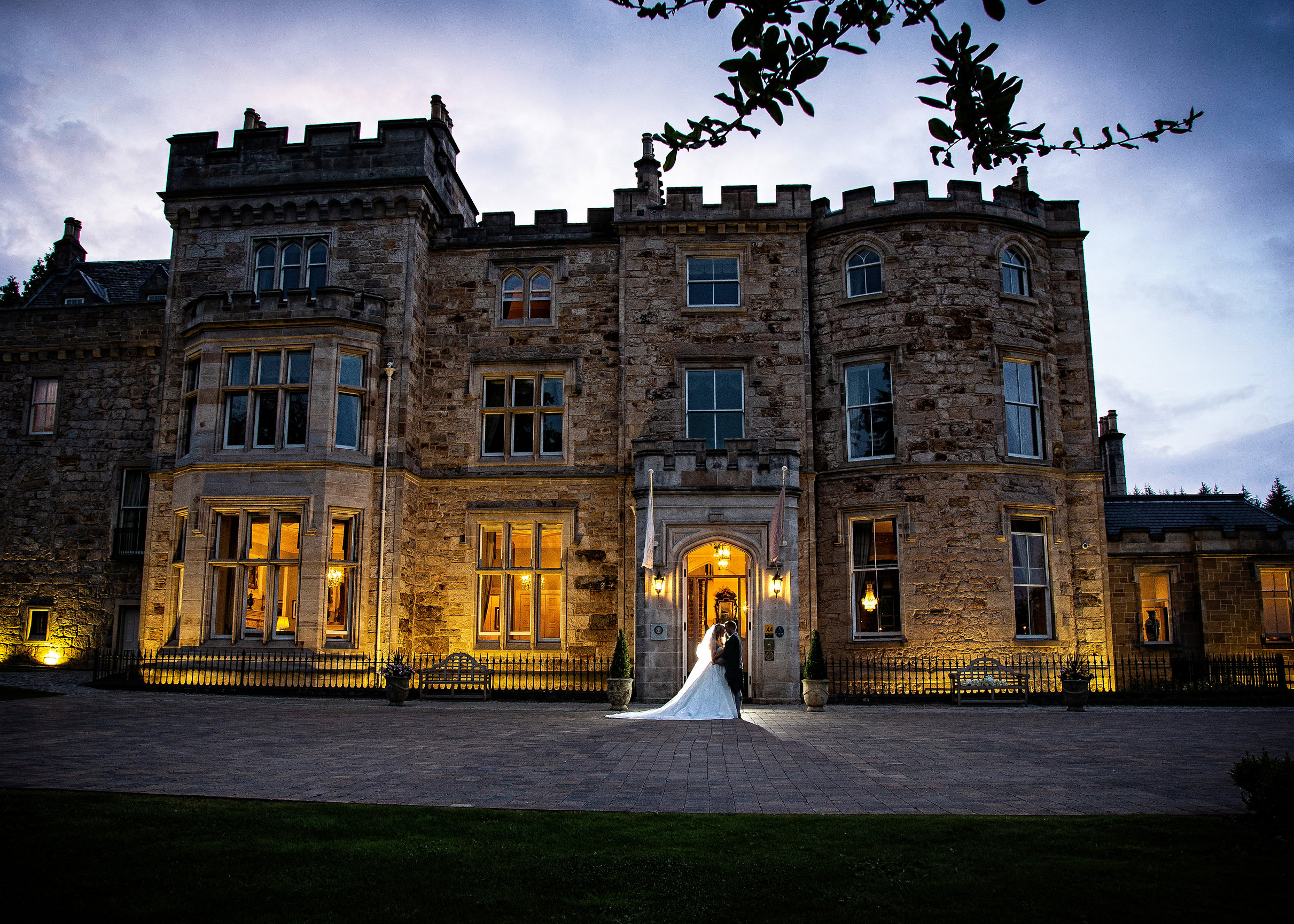 A July Wedding at the University of Glasgow & Crossbasket Castle